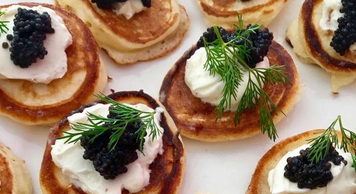 Blinier med kaviar är en perfekt start på nyårsafton - recept hittar du här